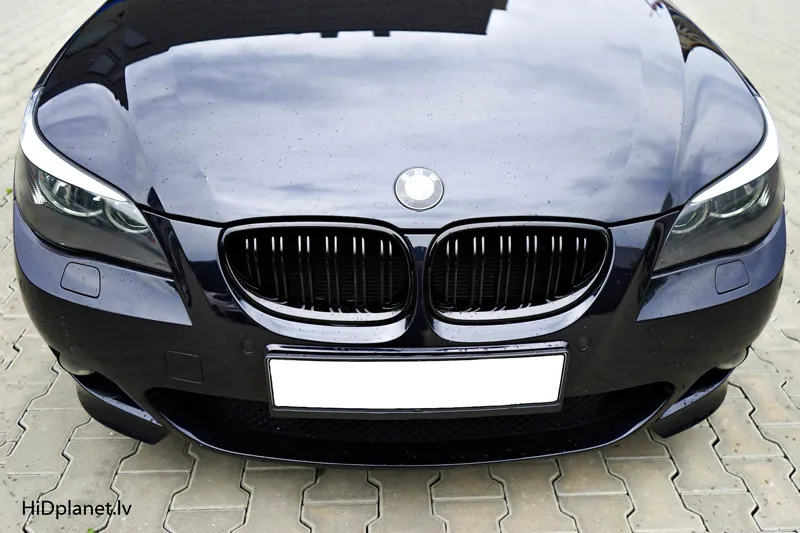 BMW E60 un E61 (5 sērijas) melnas radiatora restes | Piegāde Eiropā